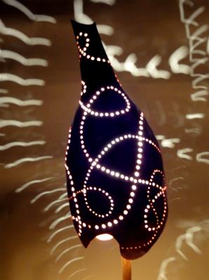 Lampe calebasse sur Pied Flamboyant